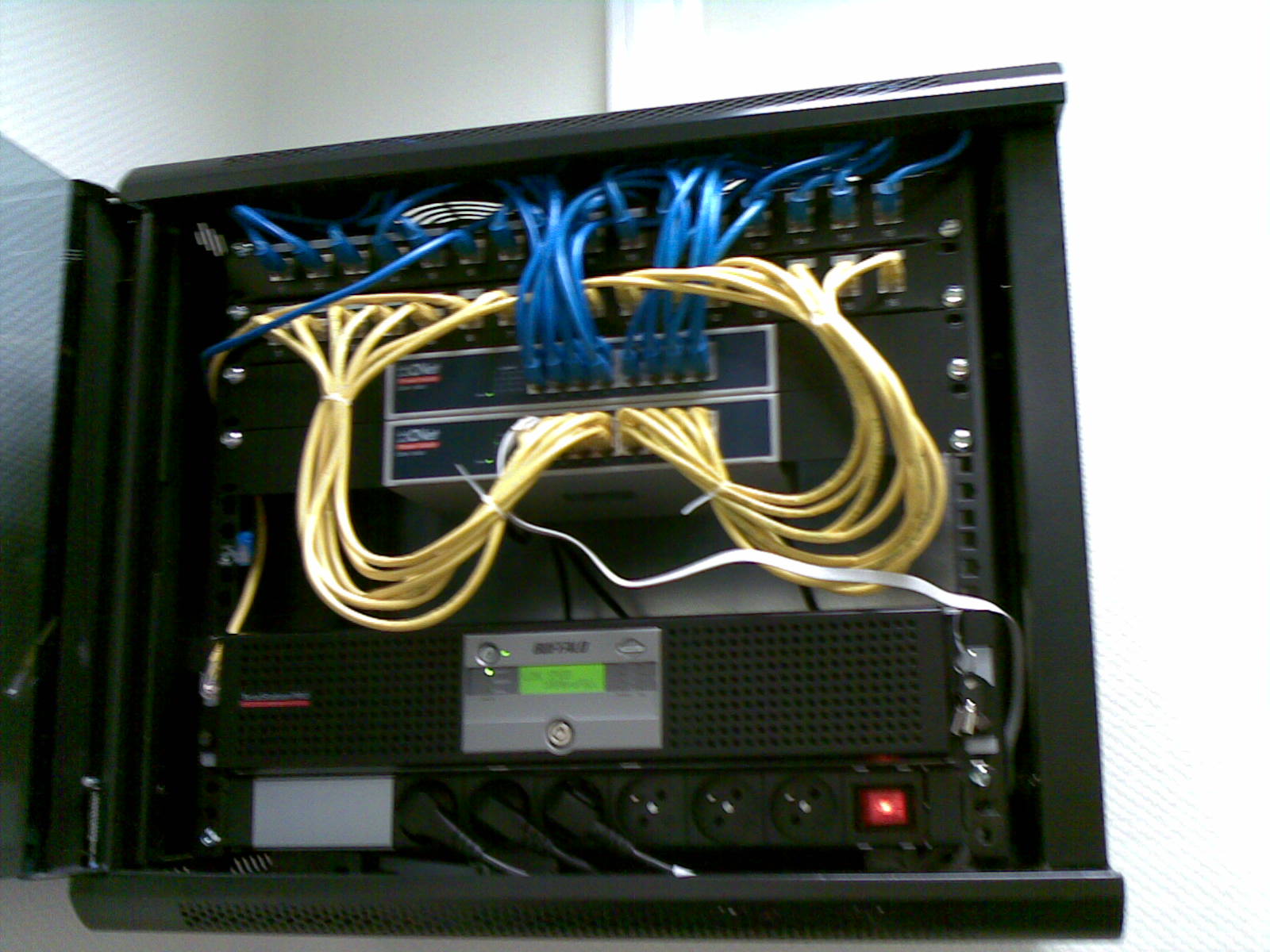 Câblage réseau informatique pabx : Devis sur Techni-Contact - Câblage ...