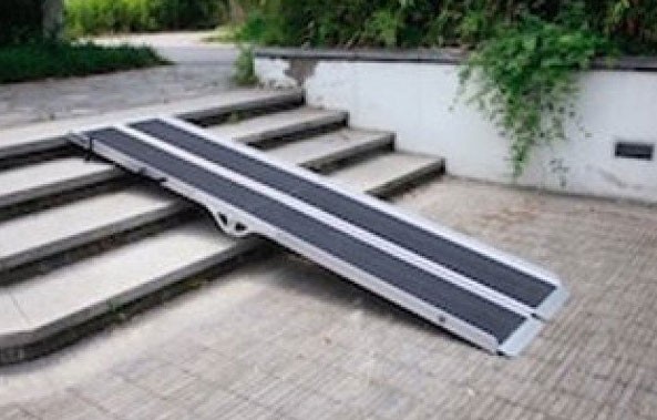 Rampe pour accès PMR pliable et ergonomique : Devis sur Techni-Contact ...