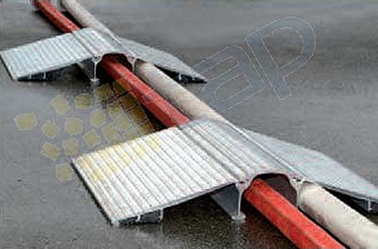 Passage de câbles et tuyaux en aluminium - Isolement protection ...